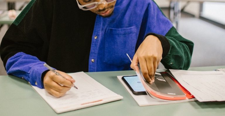 The Pros and Cons of Allowing Texting in Classrooms [Are we ready ...